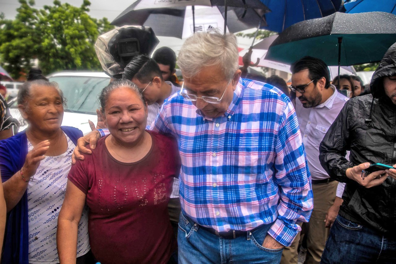 En plena lluvia Rocha Moya lleva apoyos a familias de la Col. Los Mezcales
